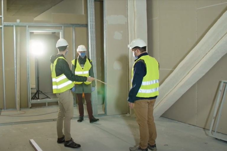 Barrier gesture thanks to a distance warning device